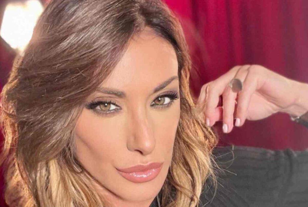 Sabrina Salerno, un piccolo pezzo di stoffa tiene su tutto: seno ...